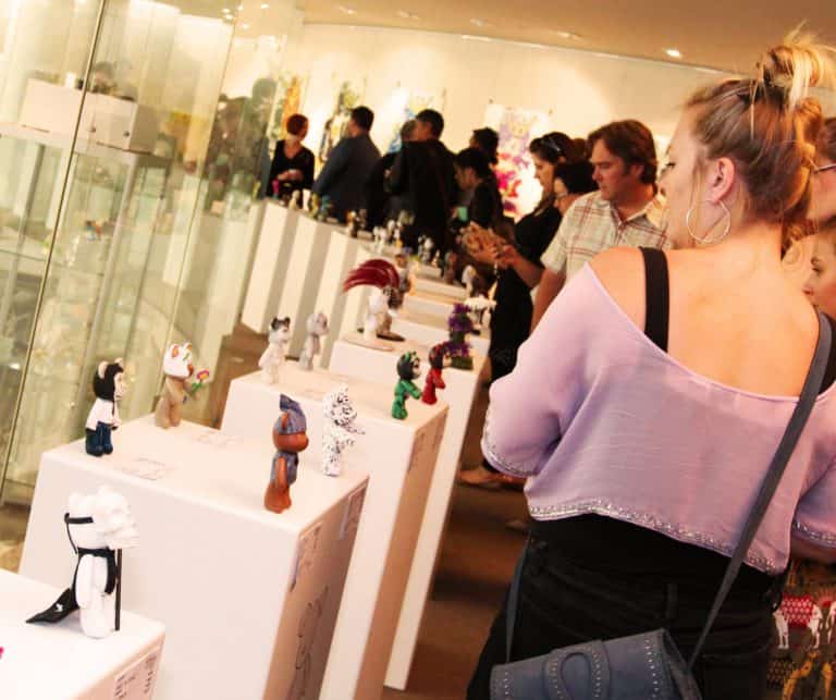 plinths vs pedestals (and when to use them) - Kist Displays